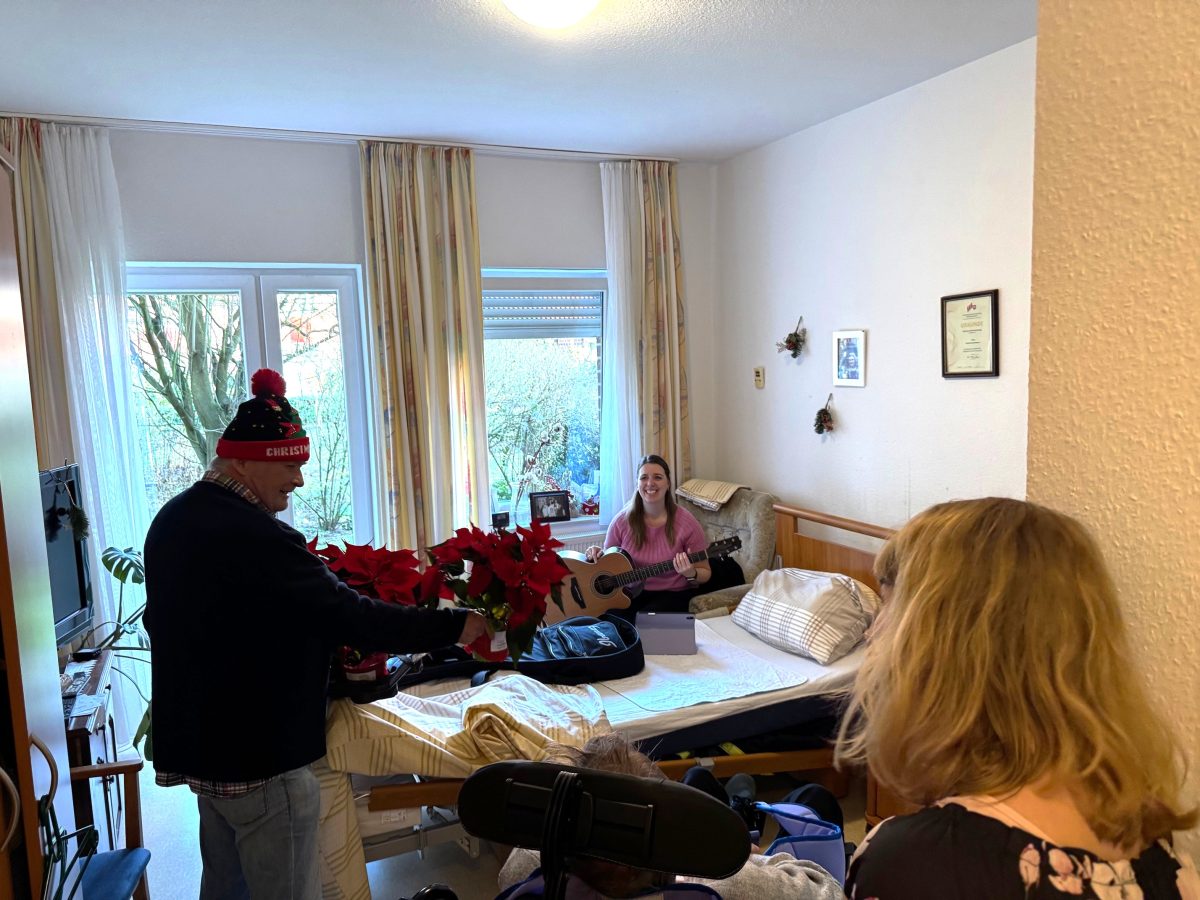 Weihnachtssterne für das SSB in Eversburg - Bürgerstiftung-OS